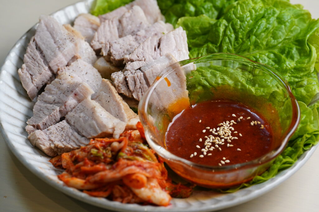 Korean Bossam Recipe: Tender Pork Belly with Kimchi & Lettuce Wraps ...